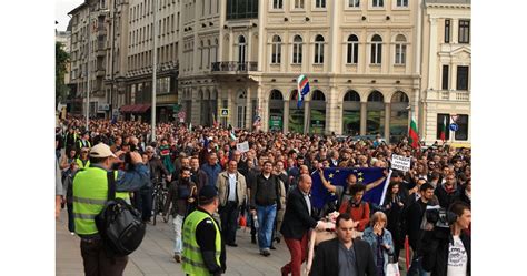 Методи Лалов и Румяна Ченалова на протест срещу Цацаров Снимки