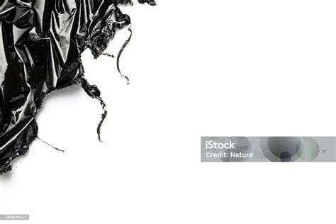 매끄러운 질감 복사 공간이있는 흰색으로 분리 된 검은 빛나는 필름 백 패턴 투명 한 다크 셀로판 배경을 감쌉 폴리에틸렌 호일의 실제 질감 0명에 대한 스톡 사진 및 기타