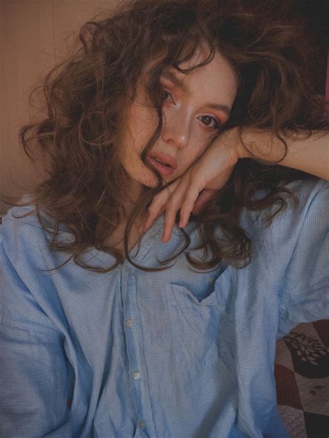 Кудрявая девушка