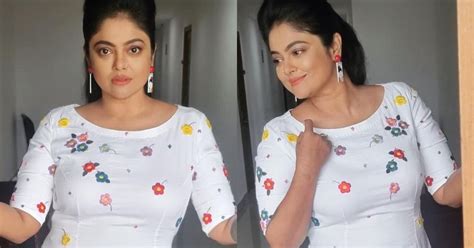 ഞാൻ ചിറകു വിരിച്ചു ആരാധകരെ ഞെട്ടിച്ച് കൊണ്ട് മഞ്ജു പിള്ളയുടെ കിടില