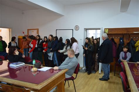 Corul Elevilor De La Liceul Tehnologic Nr Colinda Sighisoara