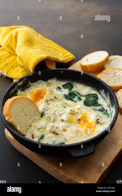 Desayunos O Cenas Saludables Huevos Fritos Con Queso Hojas De