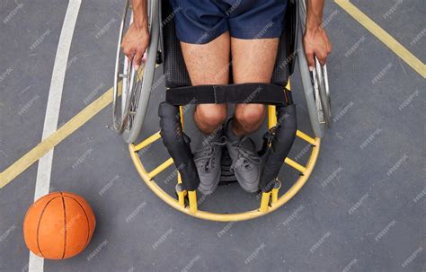Terrain De Basket Ball Sportif Et Antenne Dun Homme En Fauteuil