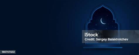 동양풍의 창문에서 달과 별똥별이 있는 별이 빛나는 하늘을 바라볼 수 있습니다 고급스러운 아랍 인테리어 라마단을 위한 커버 벡터 일러스트 레이 션입니다 라마단에 대한 스톡