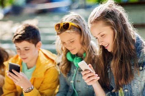 Jugendliche Am Handy Bilder - Kostenloser Download auf Freepik
