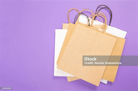 보라색 배경에 종이 쇼핑 백 구매 및 판매 배송 개념 디자인 및 텍스트에 대한 모의 템플릿을 닫습니다 가방에 대한 스톡 사진 및