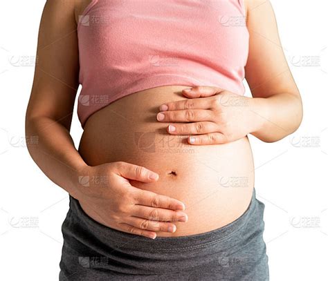快乐的孕妇照顾她的孩子孤立在白色的背景年轻的孕妇抱着怀孕的肚子里的婴儿孕产妇产前护理与妇女怀孕的