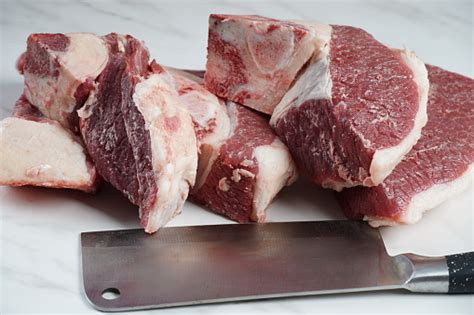 도마에 뼈가 있는 신선한 생 쇠고기 스테이크 요리 준비 완료 아사도 0명에 대한 스톡 사진 및 기타 이미지 0명 갈비 스테이크 갈비 음식 Istock