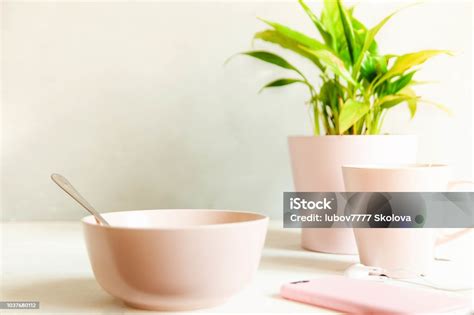 텍스트 평면도 예쁜 분홍색 그릇 전화 화분에 대 한 공간을 가진 건강 한 아침 식사 0명에 대한 스톡 사진 및 기타 이미지