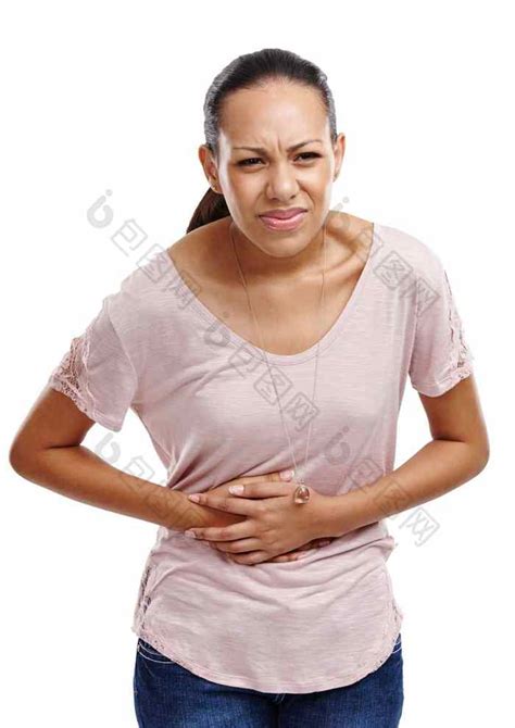 年轻妇女因腹痛胃不的舒服或月经来潮肚皮图片 包图网企业站