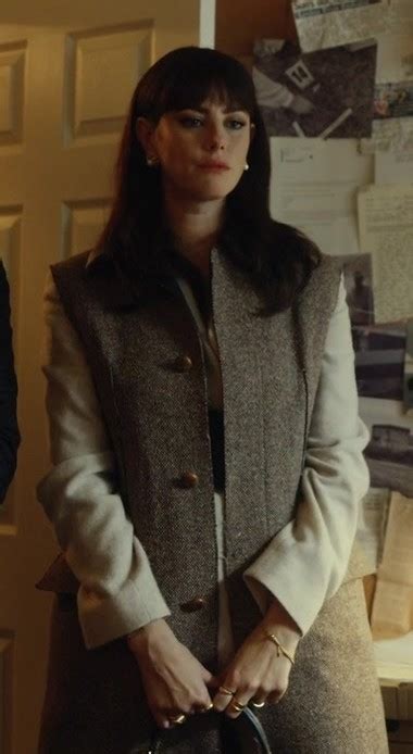 Grey Sleeveless Coat Of Kaya Scodelario As Susie Glass In The Gentlemen