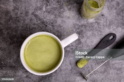 컵 또는 신선한 유기농 말차 라떼와 말차 파우더를 곁들인 제품입니다 0명에 대한 스톡 사진 및 기타 이미지 0명 가루로 빻은 가정 생활 Istock