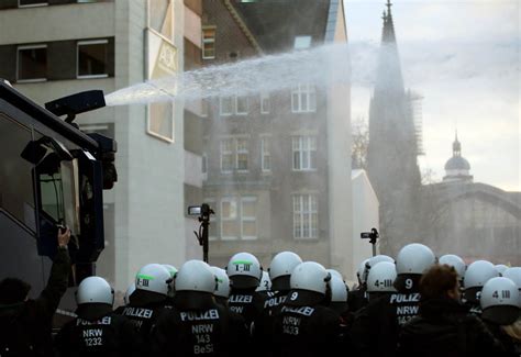 Köln Polizei Löst Pegida Demo Auf Schärfere Asylgesetze