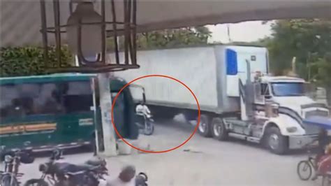 Video El Dramático Momento En Que Un Motociclista Derrapa Y Casi Muere
