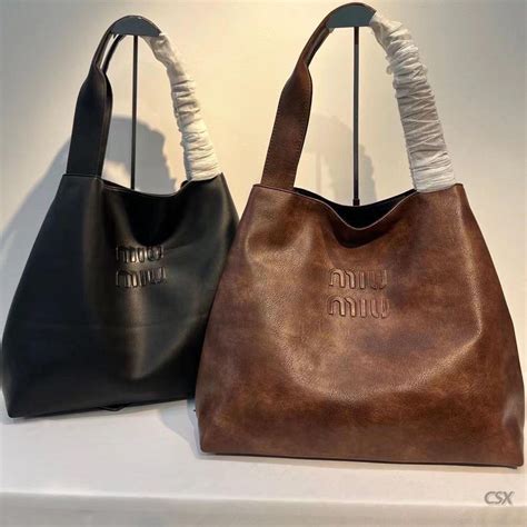 臺灣現貨 2023新款 Miu繆繆 Miu大包 Tote真皮托特包 秋冬新款 雙肩大容量包 Hobo 小楊精品 蝦皮購物