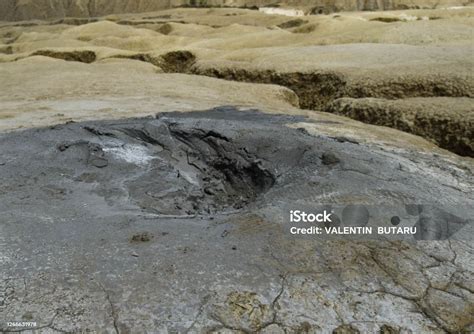 진흙 간헐천 또는 진흙 화산 지질 학적 형성 특정 수문 지질 조건 일반적으로 모든 간헐천 필드 사이트는 활성 화산 지역 근처에