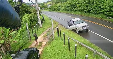 VÍDEO POLICIAL REAGE A TENTATIVA DE ASSALTO E TROCA TIROS CRIMINOSOS EM GANDU VEJA VÍDEO