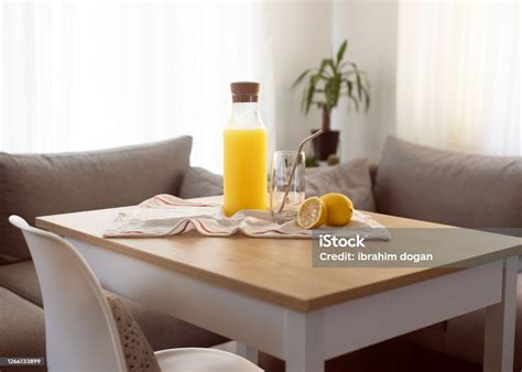레모네이드와 오렌지색유리 나무 테이블에 있는 병 여름 상쾌한 음료 레몬과 오렌지를 곁들인 차가운 해독물 0명에 대한 스톡 사진