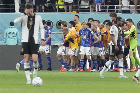 堂安の同点ゴールを祝福する日本代表（ap） ― スポニチ Sponichi Annex サッカー