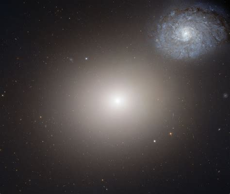 ハッブル宇宙望遠鏡が捉えたおとめ座銀河団の楕円銀河m60と渦巻銀河ngc4647 秘密の世界 The Secret World