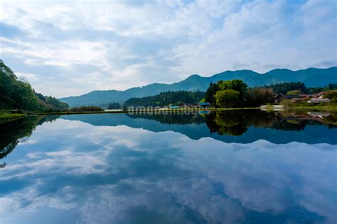 山里映す田んぼの水鏡の写真素材 FYI03348759 ストックフォトの Qlean Market
