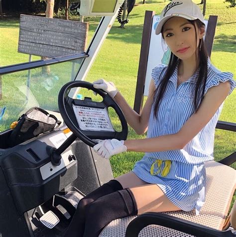 【ev女孩】高爾夫正妹「黑絲襪視角太誘惑」，穿超辣打球有夠犯規！ Ev撲克官網