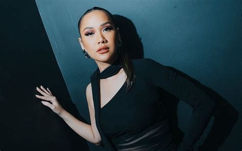 7 Potret Bcl Pakai Rok Mini Pamer Perut Saat Manggung Makin Hot