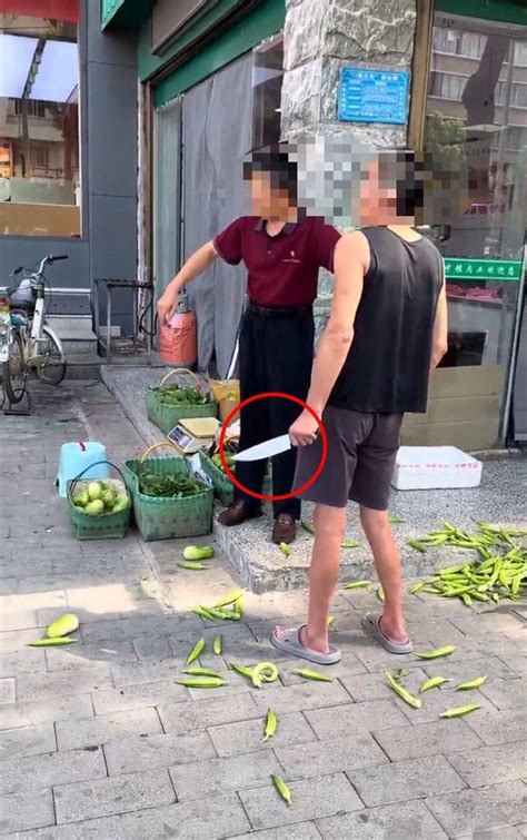 湖北荆门一男子持刀与执法人员对峙？街道办：网上说法不实，他处于醉酒状态京山市黄康睿老人
