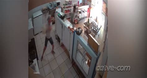 Mulher Joga Balde De água Em Ladrão E Evita Assalto No Paraná Assista