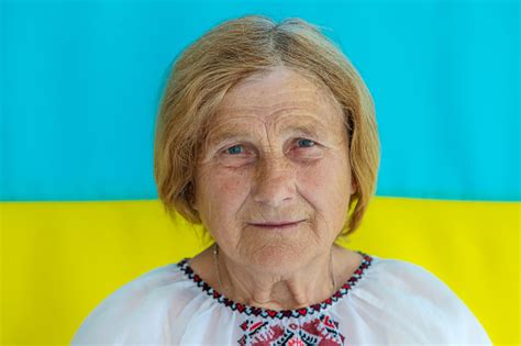 우크라이나 국기에 반대하는 고위 여성 70 79세에 대한 스톡 사진 및 기타 이미지 70 79세 Ukrainets 감정