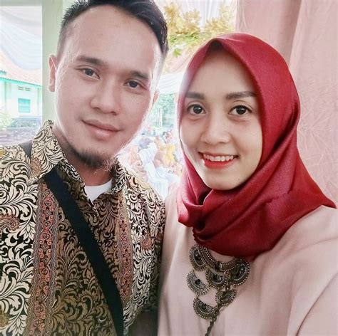 Pin On Aku Dan Suamiku Crochet Scarf Fashion Scarf