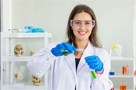 파란색 안전 안경을 쓰고 비커 화학 물질을 고립시키고 미소 짓는 여성 과학자 Stem 주제에 대한 스톡 사진 및 기타 이미지