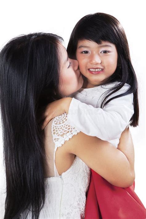 Madre Que Da Beso Con Su Hija Foto De Archivo Imagen De Lifestyle
