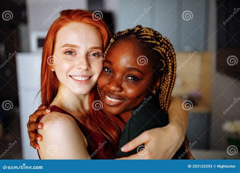 Deux Jeunes Amies Lesbiennes Samusant à La Maison Image Stock Image