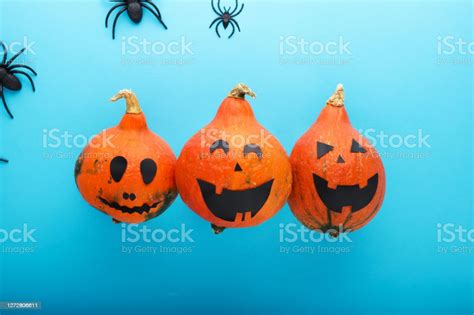 파란색 배경에 거미와 잭 오 랜턴 해피 할로윈 파티 초대 축하 할로윈 장식 개념 평평한 평지 상단 보기 복사 공간 10월에 대한 스톡 사진 및 기타 이미지 Istock