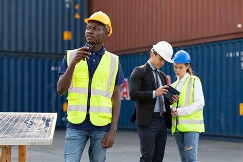 아프리카 공장 근로자 또는 컨테이너 창고 보관 에서 작업을 준비하기 위해 무전기를 사용하는 엔지니어 공급망에 대한 스톡 사진 및 기타 이미지 Istock