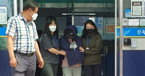 상습폭행으로 의붓딸 죽였나에 말없이 고개 숙인 계모 구속