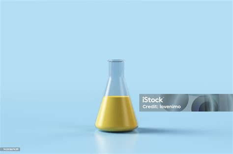파란색 배경에 노란색 액체가 있는 에를렌마이어 플라스크 3차원 형태에 대한 스톡 사진 및 기타 이미지 3차원 형태 실험실 과학 실험 Istock