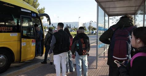 El PSOE saca pecho por el bus gratis frente a las manos caídas de