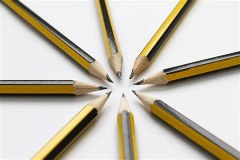 흰색 바탕에 검은 흑연 연필입니다 학생 들은 학교 배경을 제공합니다 사무 용품입니다 선택적 초점입니다 연필로 쓰기 개념에 대한 스톡 사진 및 기타 이미지 Istock