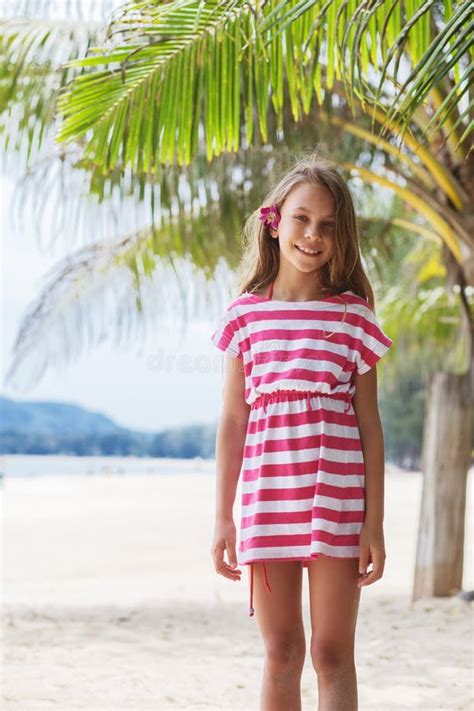 Menina Da Criança Na Praia Foto De Stock Imagem De Nave 54290536
