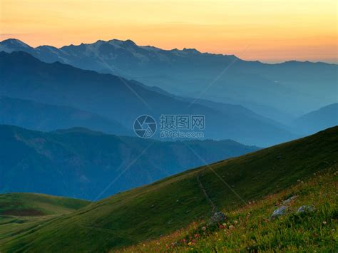 在日落期间的小山自然成分高清图片下载 正版图片507077058 摄图网