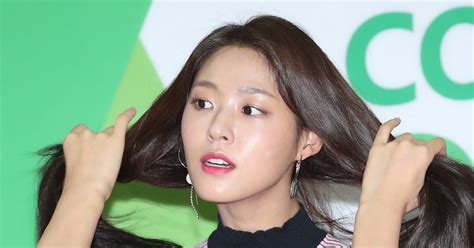 설현 섹시 복근 살짝~