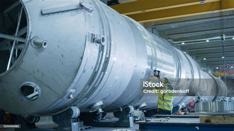 중공업 엔지니어는 증강 현실 디지털 태블릿을 사용하여 직경이 큰 파이프를 스캔합니다 석유 가스 및 연료 운송 파이프라인을 설계하고 건설하는 현대 산업 제조 기술 아칸소에