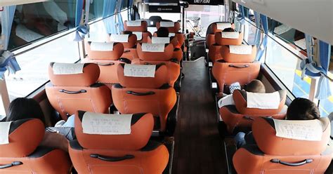 서로 거리를 두고