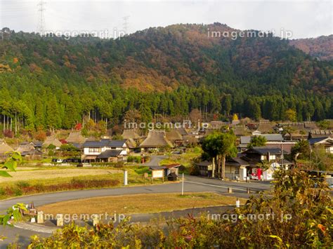 秋の美山かやぶきの里の風景の写真素材 196388440 イメージマート
