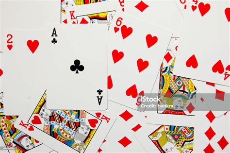 배경에 빨간 심 혼 및 다이아몬드 포커 블랙 클럽 카드 차이 가능성에 대한 스톡 사진 및 기타 이미지 가능성 개념 개성 개념 Istock