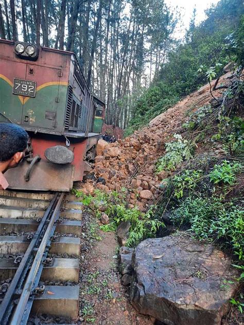 උඩරට දුම්රිය මාර්ගයට ගල් පෙරළෙයි දුම්රිය ගල් අතර සිරවෙයි Lnw Sinhala