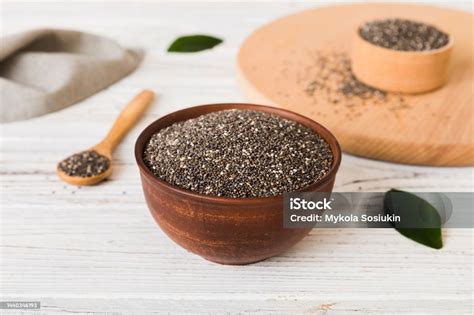 치아 씨앗은 그릇에 담겨 있고 색깔이있는 배경에 숟가락을 넣습니다 작은 그릇에 건강한 살비아 히스패닉 건강한 슈퍼푸드 치아씨드에 대한 스톡 사진 및 기타 이미지 Istock