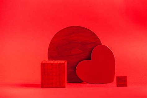 빨간색 배경에 하트가있는 제품에 대한 빈 연단 발렌타인 데이의 개념 사랑 복사 공간 14에 대한 스톡 사진 및 기타 이미지 14 2월 개념 Istock